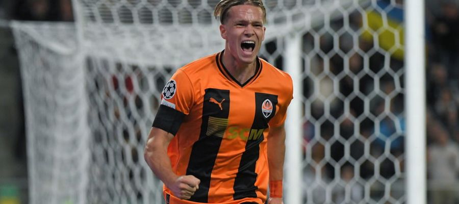 Михайло Мудрик був нагороджений за свої успіхи в Лізі чемпіонів ...